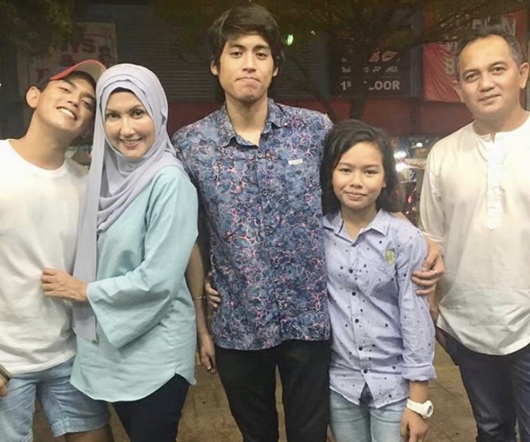 [GAMBAR] Zakiah Anas Tayang Wajah Anak, Dah Besar Panjang!