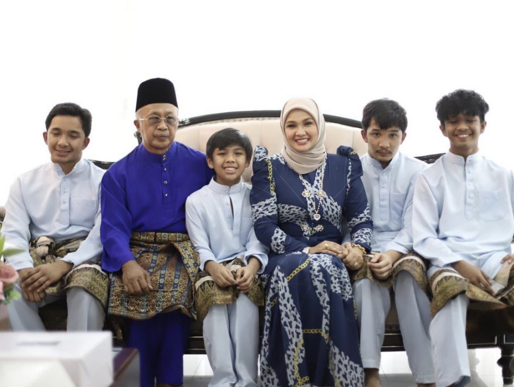 “Hari Ini Birthday Azal & Azil Yang ke-25, - Azal Pula Melompat Keluar ...