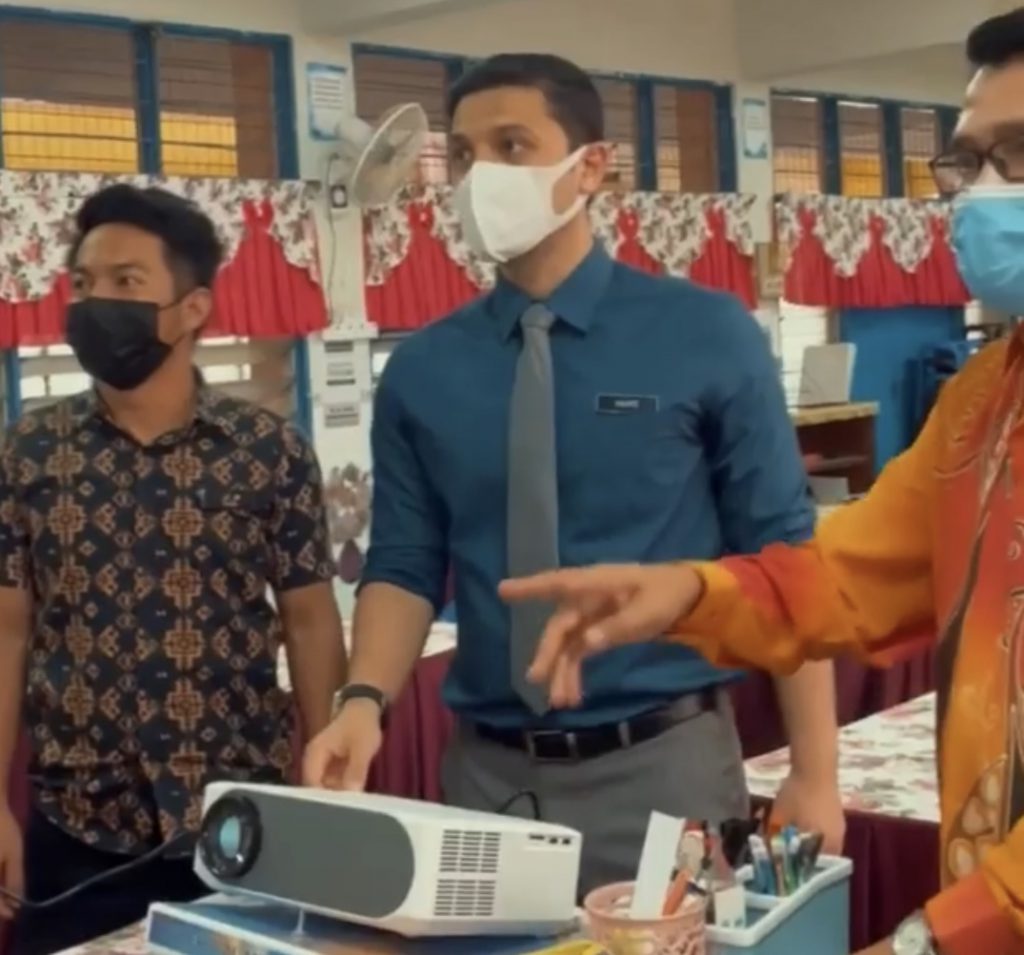 Lima Projektor LCD RM15,000 Disumbang Kepada Sekolah, Inisiatif Murni ...