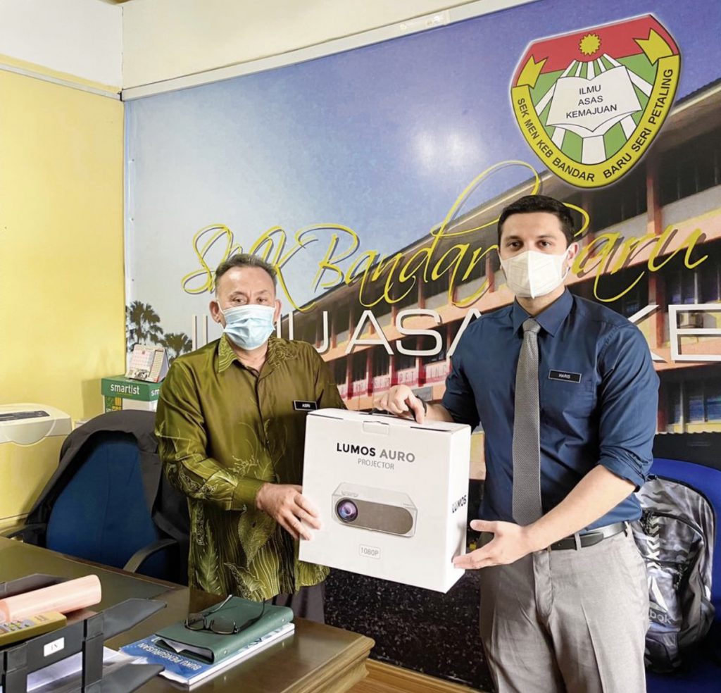 Lima Projektor LCD RM15,000 Disumbang Kepada Sekolah, Inisiatif Murni ...