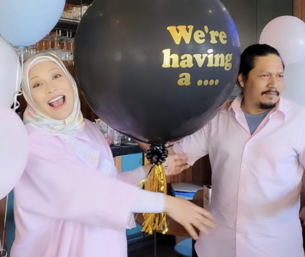 Tahniah! Mona Allen, Pekin Ibrahim Bakal Timang Anak Lelaki