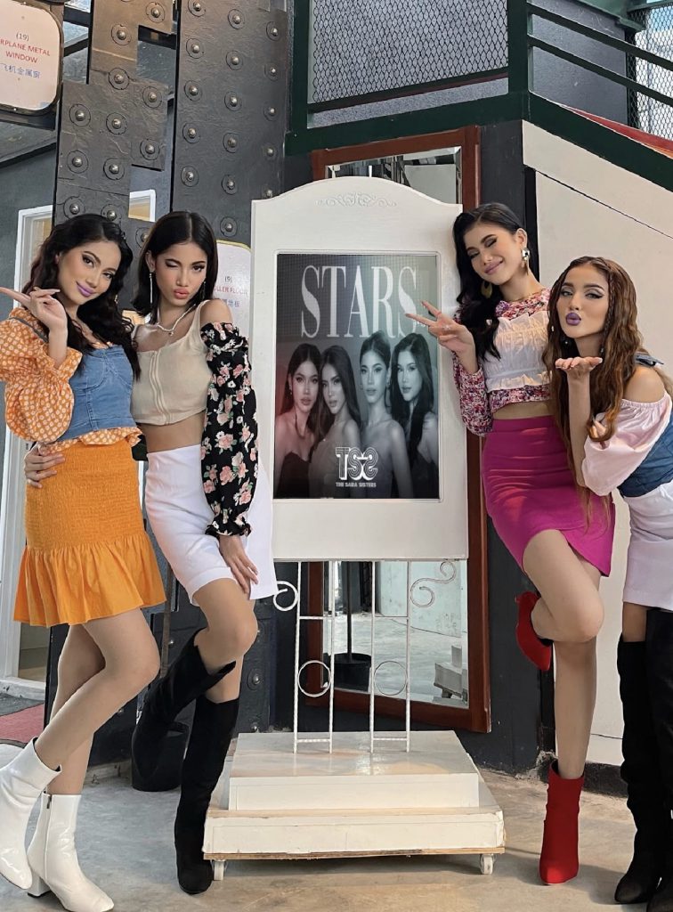 4 Beradik Berusia Antara 27 Hingga 20 Tahun Sebagai The Sara Sisters ...