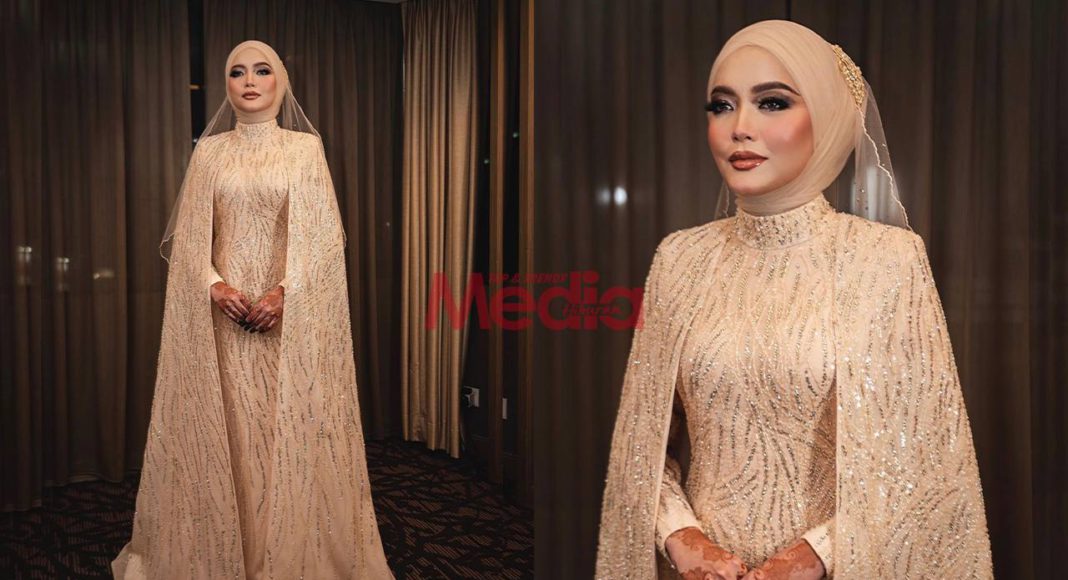 Lingkaran Batu Swarovski & Sajak Dipakai Syifa Melvin Yang Berleher ...