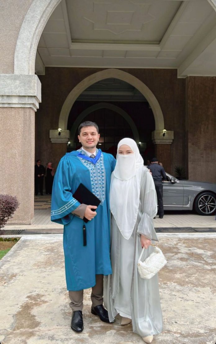 MasyaAllah! PU Riz Terima Ijazah TESL, Neelofa Bangga Bersorak Untuk ...