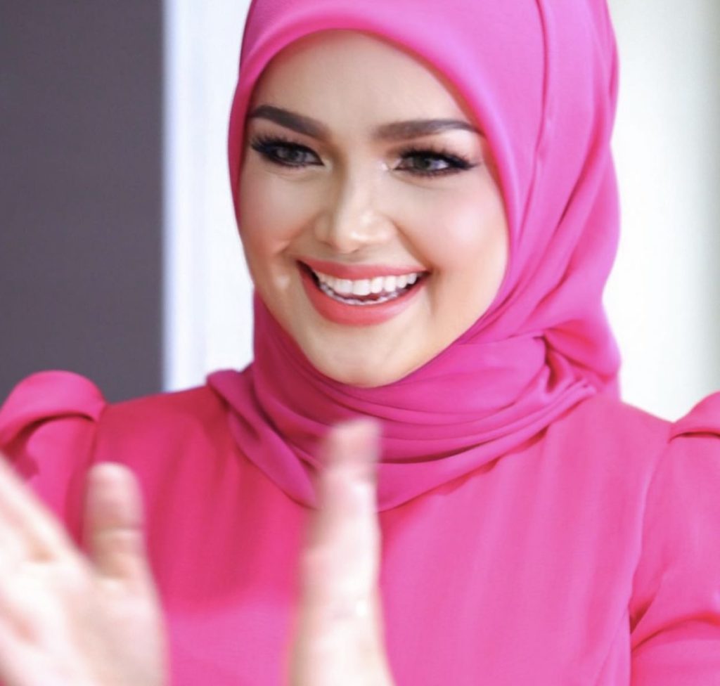 “Hari Pertama Saya Belajar Sebutan, Kemudian…,” - Siti Nyanyi Lagu ...