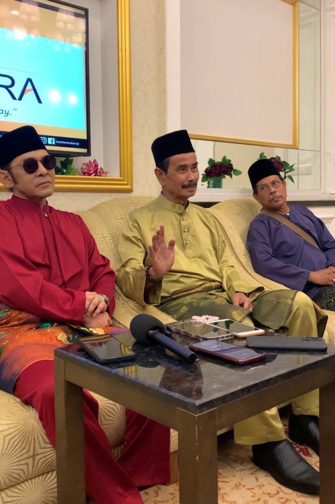 “Kenapa Buat Lagu Raya Ikut Mat Salleh?,” - S Atan