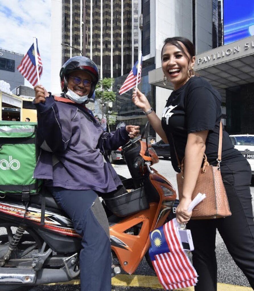 Projek Istimewa Dengan Stesen Radio, Usanita Agih 10,000 Jalur Gemilang ...