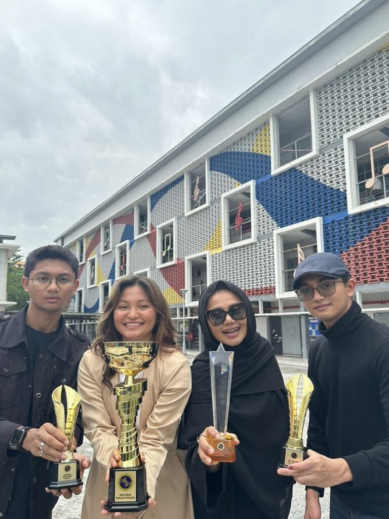 Raja Azura Syukur Nikmat, Anak Bongsu Terima 4 Anugerah - “Kejayaan Mia ...