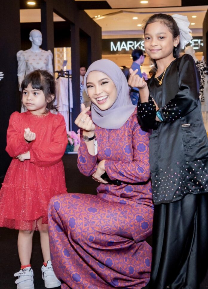“Boleh Miliki Baju Raya Paling Stylish…,” - 26 Selebriti Jadi ‘Muse ...